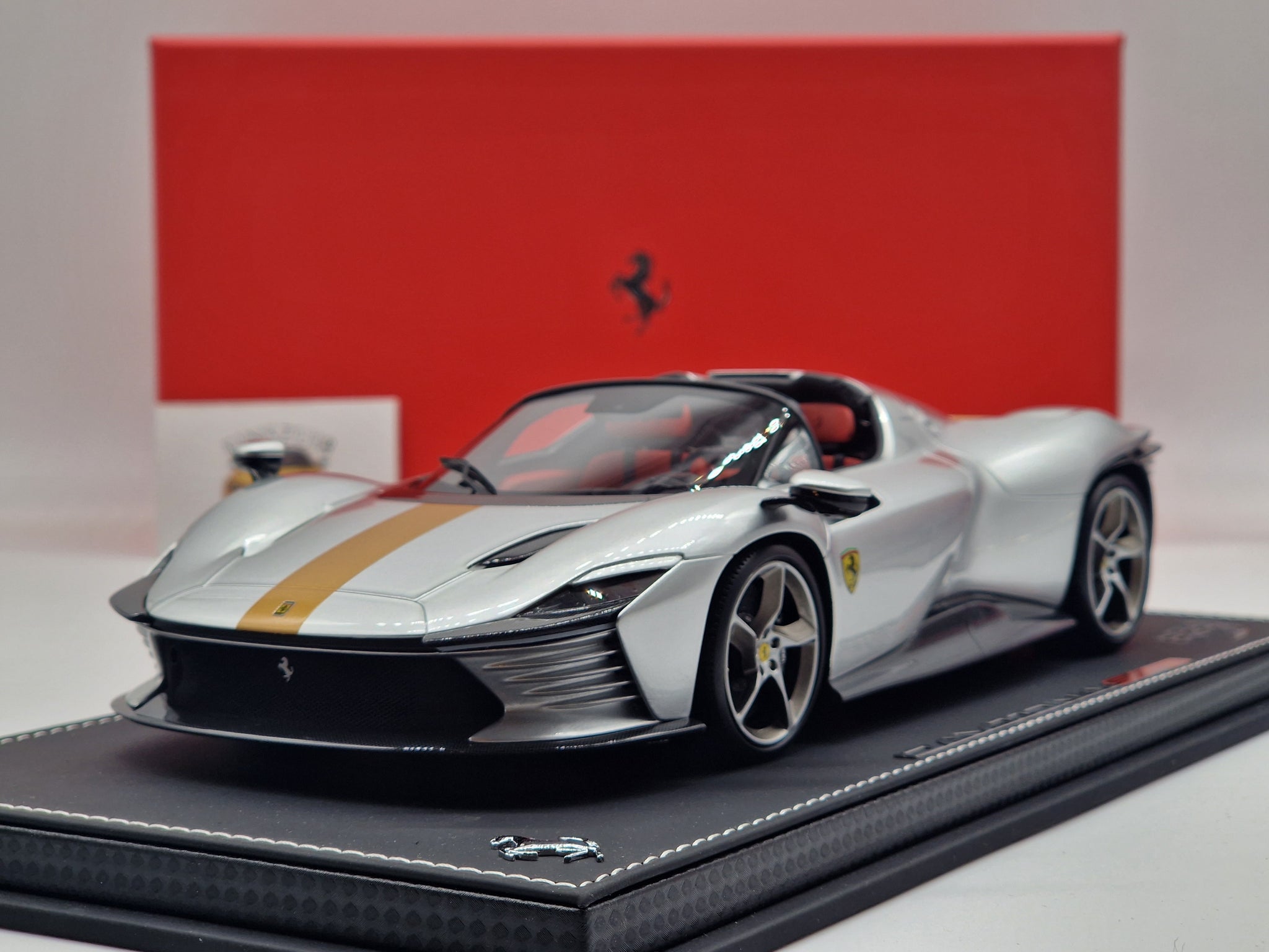 Ferrari SP3 Daytona Silver Nurburgring – einszu18