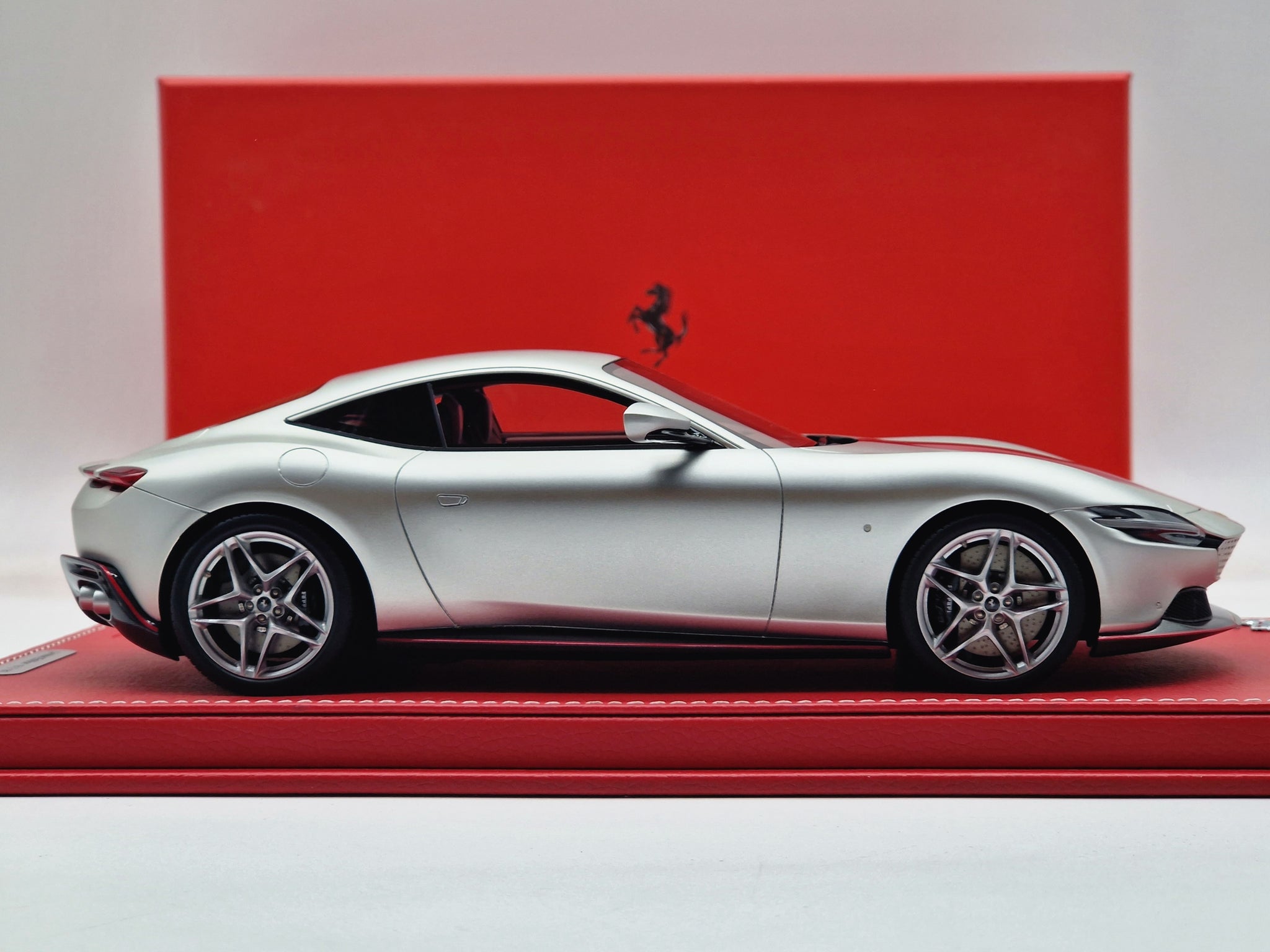 Ferrari Roma 30th Anniversary Silver/Red Stripe – einszu18